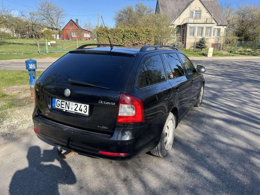 Black Skoda Octavia 2009 in Vilnius, with an engine capacity of 1.60 L and mileage of 268 thousand km for 1899 €, photo 4 on AUTOMOTO.COM.LV