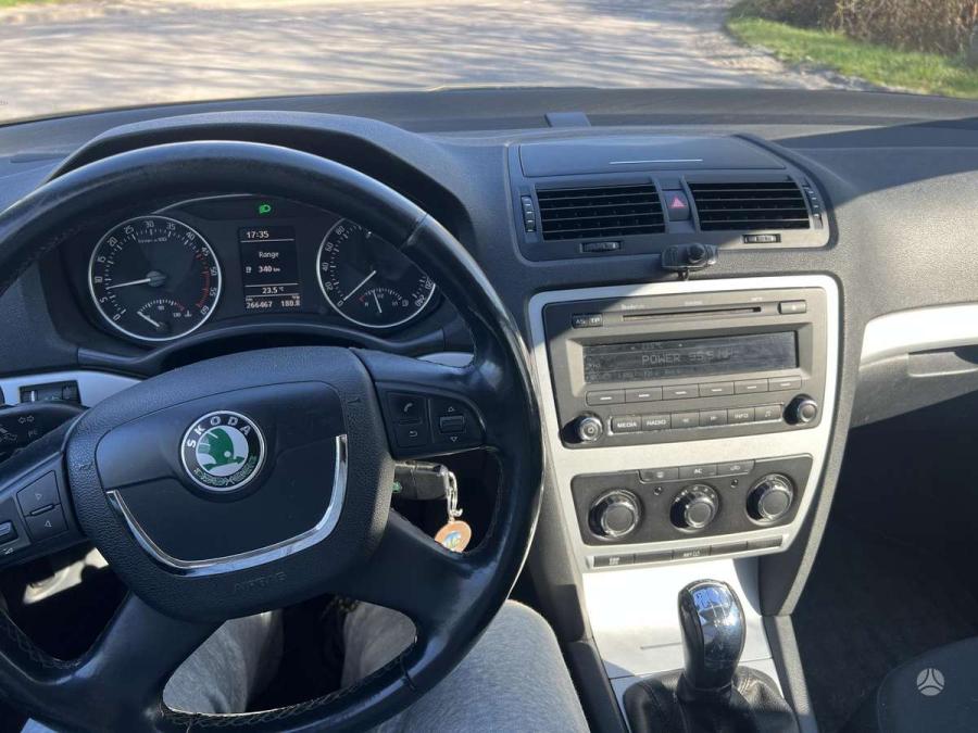 Black Skoda Octavia 2009 in Vilnius, with an engine capacity of 1.60 L and mileage of 268 thousand km for 1899 €, photo 6 on AUTOMOTO.COM.LV