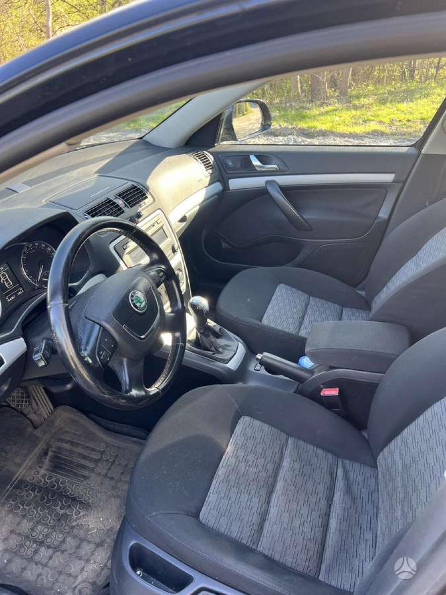 Black Skoda Octavia 2009 in Vilnius, with an engine capacity of 1.60 L and mileage of 268 thousand km for 1899 €, photo 8 on AUTOMOTO.COM.LV