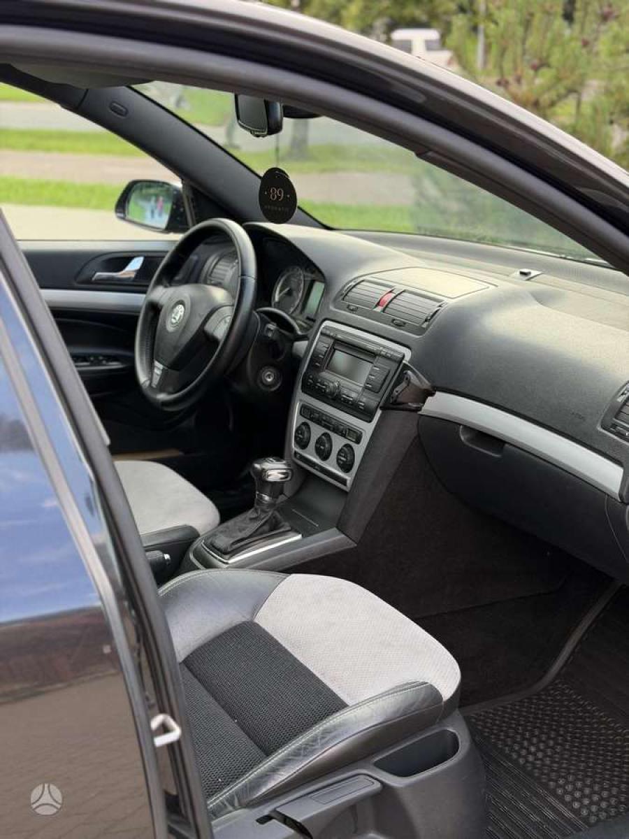 Black Skoda Octavia 2009 in Vilnius, with an engine capacity of 2.00 L and mileage of 298 thousand km for 2500 €, photo 7 on AUTOMOTO.COM.LV