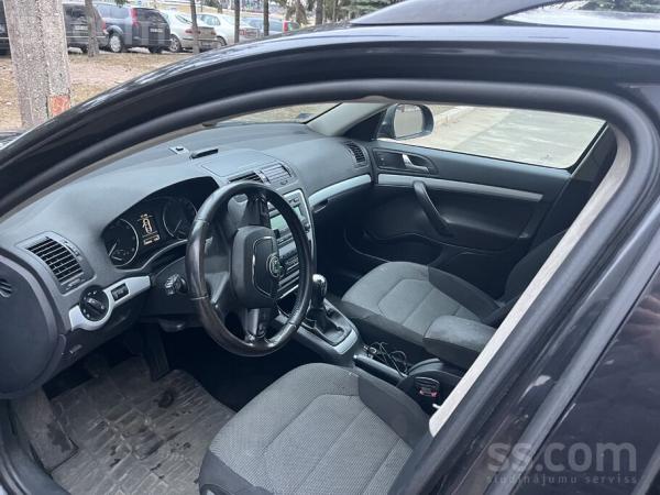 Black Skoda Octavia 2009 in Daugavpils, with an engine capacity of 1.60 L and mileage of 299 thousand km for 2200 €, photo 7 on AUTOMOTO.COM.LV