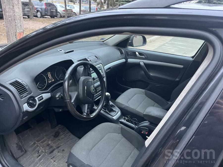 Melns Skoda Octavia 2009 Daugavpils, ar dzinēja tilpumu 1.60 L un nobraukumu 299 tūkst. km par 2200 €, foto 7 vietnē AUTOMOTO.COM.LV