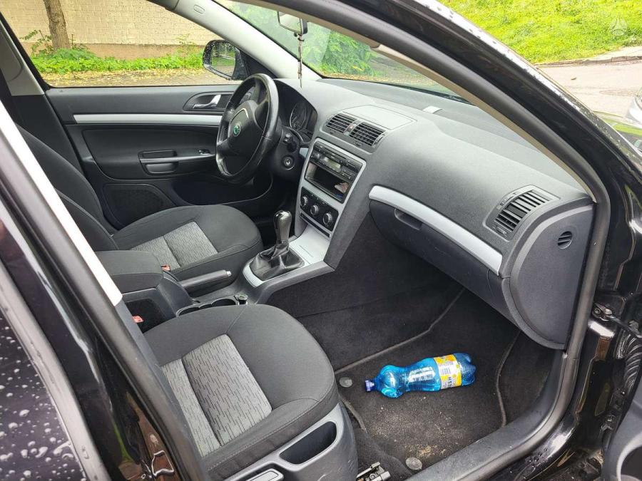 Melns Skoda Octavia 2009 Viļņa, ar dzinēja tilpumu 1.60 L un nobraukumu 193 tūkst. km par 4500 €, foto 14 vietnē AUTOMOTO.COM.LV