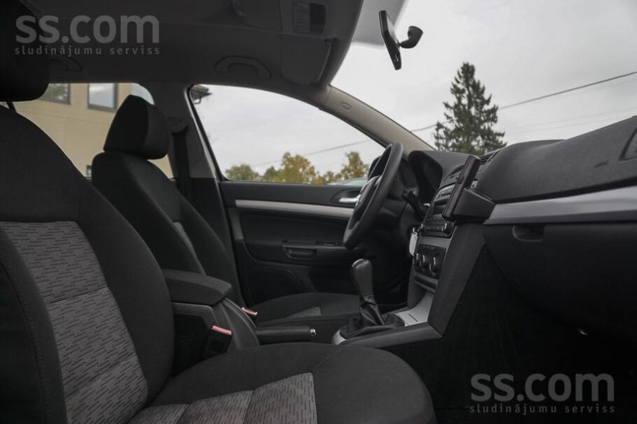Black Skoda Octavia 2009 in Riga, with an engine capacity of 1.80 L and mileage of 143 thousand km for 4990 €, photo 6 on AUTOMOTO.COM.LV