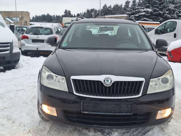 Black Skoda Octavia 2010 in Utena, with an engine capacity of 1.60 L and mileage of 253 thousand km for 3150 €, photo 3 on AUTOMOTO.COM.LV