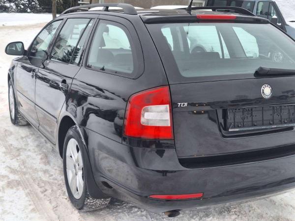 Black Skoda Octavia 2010 in Utena, with an engine capacity of 1.60 L and mileage of 253 thousand km for 3150 €, photo 5 on AUTOMOTO.COM.LV