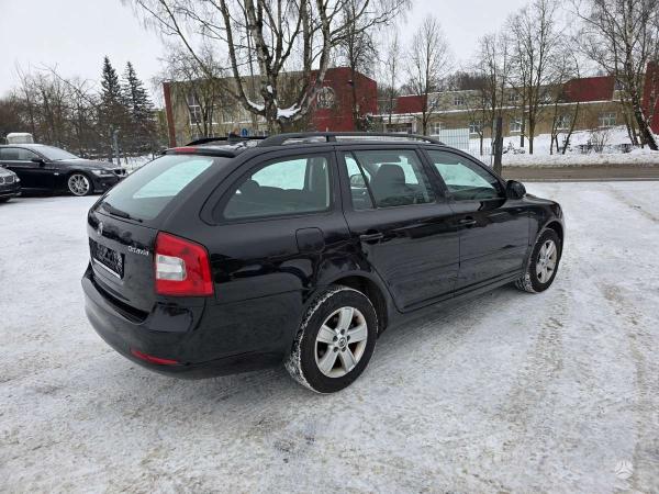 Black Skoda Octavia 2010 in Telschi, with an engine capacity of 1.20 L and mileage of 269 thousand km for 2950 €, photo 9 on AUTOMOTO.COM.LV