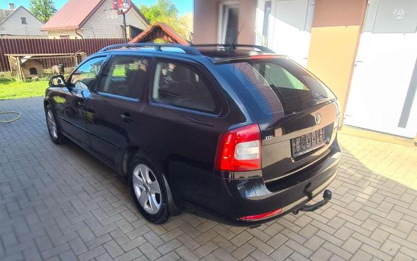 Black Skoda Octavia 2010 in Vilnius, with an engine capacity of 1.59 L and mileage of 292 thousand km for 3800 €, photo 4 on AUTOMOTO.COM.LV