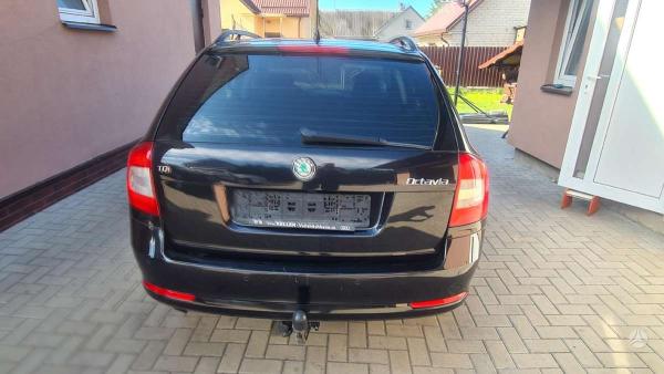 Black Skoda Octavia 2010 in Vilnius, with an engine capacity of 1.59 L and mileage of 292 thousand km for 3800 €, photo 6 on AUTOMOTO.COM.LV