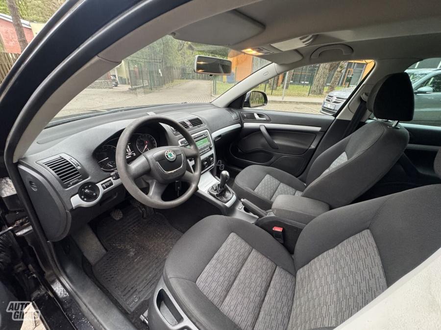Black Skoda Octavia 2010 in Kaunas, with an engine capacity of 1.60 L and mileage of 245 thousand km for 3250 €, photo 6 on AUTOMOTO.COM.LV