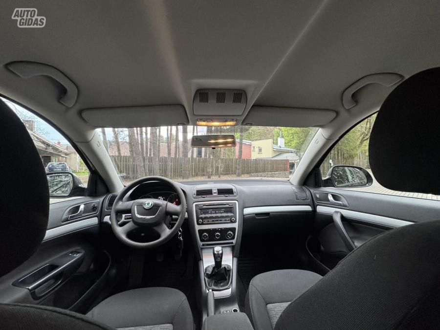 Black Skoda Octavia 2010 in Kaunas, with an engine capacity of 1.60 L and mileage of 245 thousand km for 3250 €, photo 8 on AUTOMOTO.COM.LV