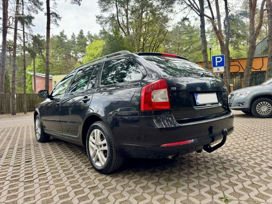Black Skoda Octavia 2010 in Kaunas, with an engine capacity of 1.60 L and mileage of 245 thousand km for 3250 €, photo 18 on AUTOMOTO.COM.LV