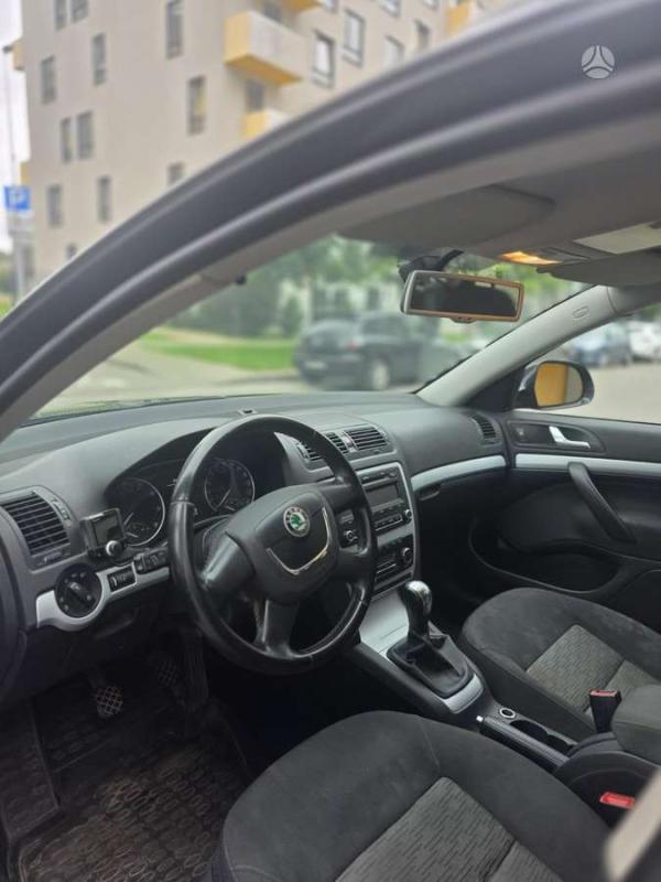Black Skoda Octavia 2010 in Vilnius, with an engine capacity of 1.39 L and mileage of 223 thousand km for 1750 €, photo 7 on AUTOMOTO.COM.LV