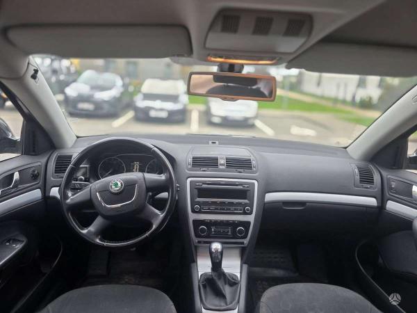 Black Skoda Octavia 2010 in Vilnius, with an engine capacity of 1.39 L and mileage of 223 thousand km for 1750 €, photo 8 on AUTOMOTO.COM.LV