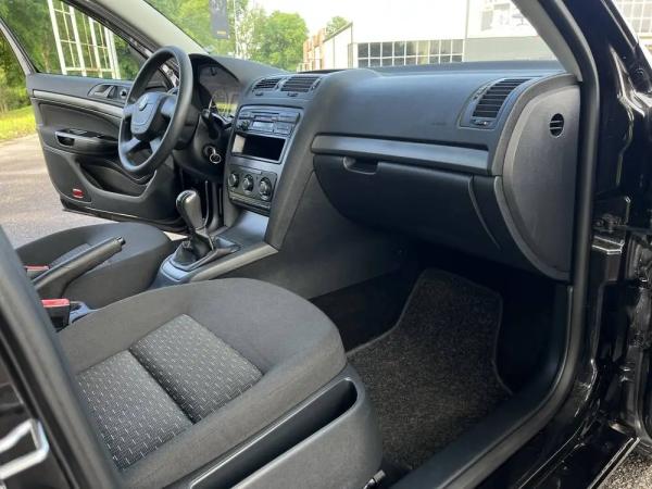 Black Skoda Octavia 2010 in Jekabpils, with an engine capacity of 1.60 L and mileage of 218 thousand km for 4990 €, photo 10 on AUTOMOTO.COM.LV
