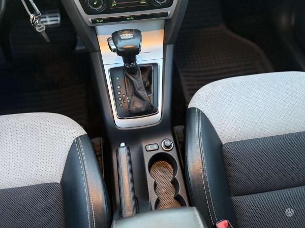 Black Skoda Octavia 2010 in Kaunas, with an engine capacity of 1.97 L and mileage of 307 thousand km for 5000 €, photo 10 on AUTOMOTO.COM.LV