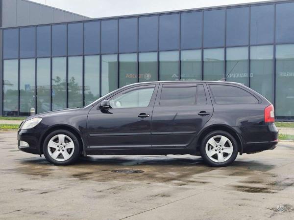 Black Skoda Octavia 2010 in Siauliai, with an engine capacity of 1.97 L and mileage of 288 thousand km for 3700 €, photo 3 on AUTOMOTO.COM.LV
