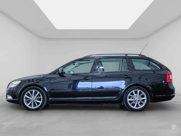 Black Skoda Octavia 2010 in Kaunas, with an engine capacity of 1.60 L and mileage of 310 thousand km for 5490 €, photo 3 on AUTOMOTO.COM.LV