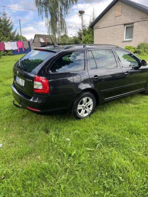 Black Skoda Octavia 2010 in Rietavas, with an engine capacity of 1.60 L and mileage of 392 thousand km for 2650 €, photo 4 on AUTOMOTO.COM.LV