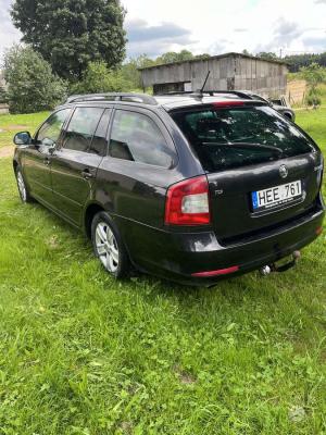 Black Skoda Octavia 2010 in Rietavas, with an engine capacity of 1.60 L and mileage of 392 thousand km for 2650 €, photo 5 on AUTOMOTO.COM.LV