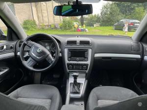 Black Skoda Octavia 2010 in Rietavas, with an engine capacity of 1.60 L and mileage of 392 thousand km for 2650 €, photo 7 on AUTOMOTO.COM.LV