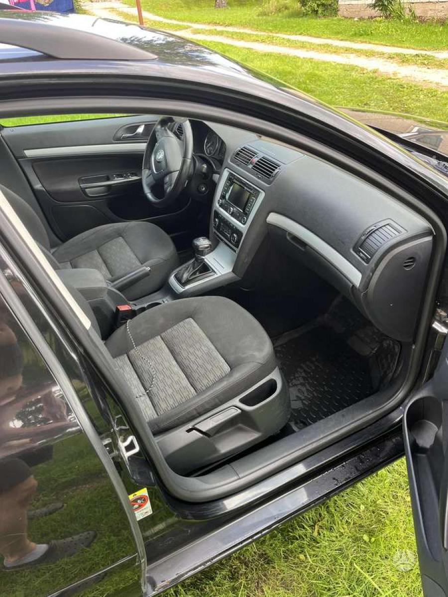 Black Skoda Octavia 2010 in Rietavas, with an engine capacity of 1.60 L and mileage of 392 thousand km for 2650 €, photo 8 on AUTOMOTO.COM.LV