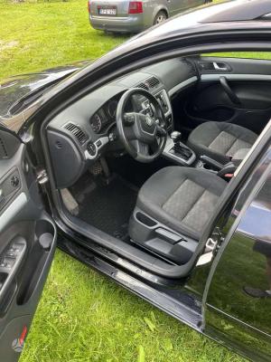 Black Skoda Octavia 2010 in Rietavas, with an engine capacity of 1.60 L and mileage of 392 thousand km for 2650 €, photo 12 on AUTOMOTO.COM.LV