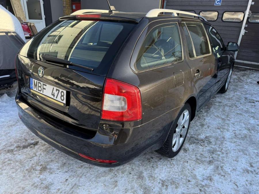 Black Skoda Octavia 2011 in Vilnius, with an engine capacity of 1.20 L and mileage of 313 thousand km for 1950 €, photo 5 on AUTOMOTO.COM.LV