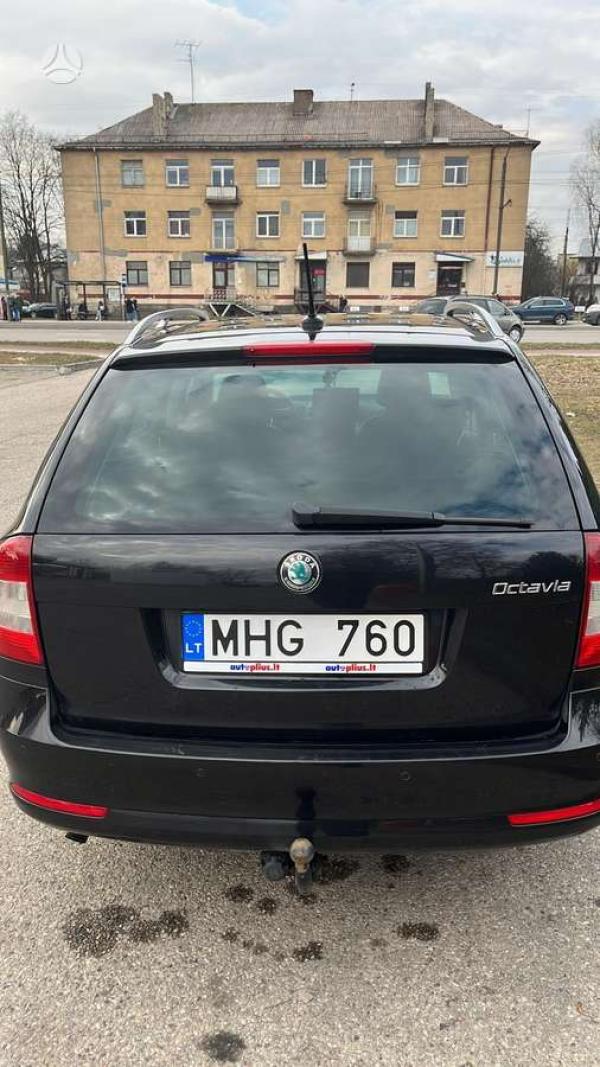 Black Skoda Octavia 2011 in Kaunas, with an engine capacity of 1.20 L and mileage of 288 thousand km for 4400 €, photo 2 on AUTOMOTO.COM.LV