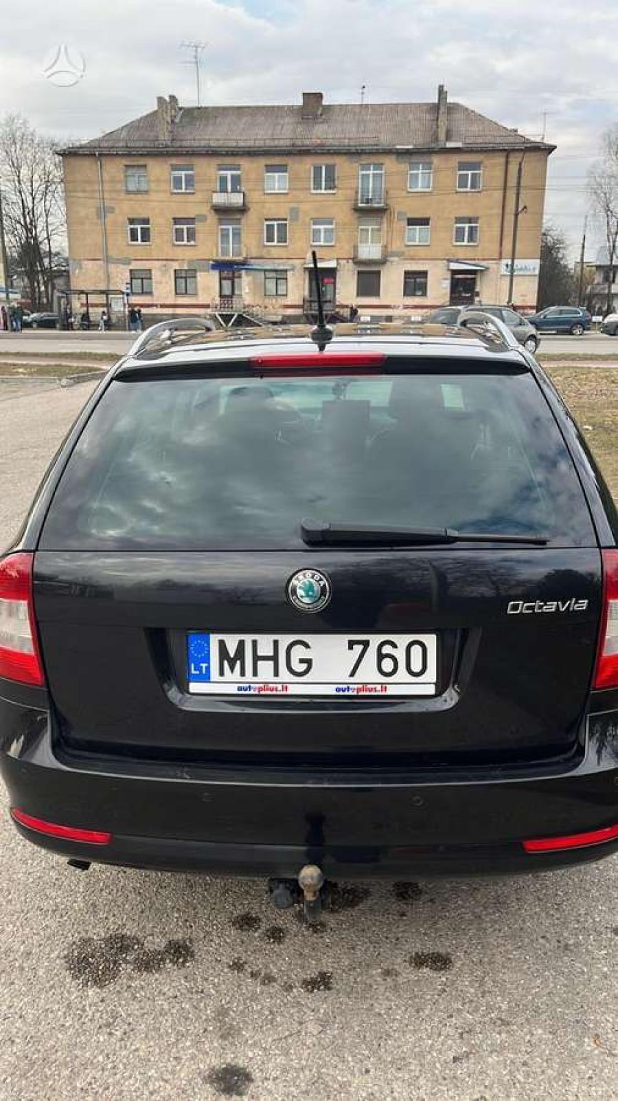 Black Skoda Octavia 2011 in Kaunas, with an engine capacity of 1.20 L and mileage of 288 thousand km for 4400 €, photo 2 on AUTOMOTO.COM.LV