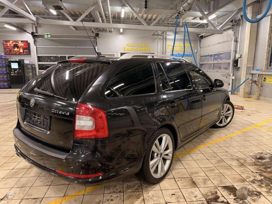 Black Skoda Octavia 2011 in Vilnius, with an engine capacity of 1.97 L and mileage of 380 thousand km for 3900 €, photo 3 on AUTOMOTO.COM.LV