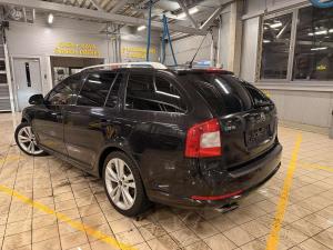 Black Skoda Octavia 2011 in Vilnius, with an engine capacity of 1.97 L and mileage of 380 thousand km for 3900 €, photo 4 on AUTOMOTO.COM.LV