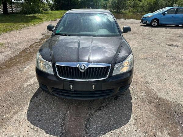 Black Skoda Octavia 2011 in Jurbarkas, with an engine capacity of 1.60 L and mileage of 268 thousand km for 3499 €, photo 1 on AUTOMOTO.COM.LV