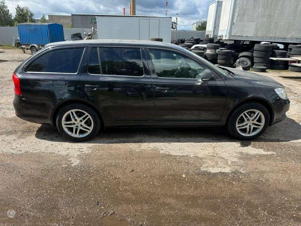 Black Skoda Octavia 2011 in Jurbarkas, with an engine capacity of 1.60 L and mileage of 268 thousand km for 3499 €, photo 4 on AUTOMOTO.COM.LV