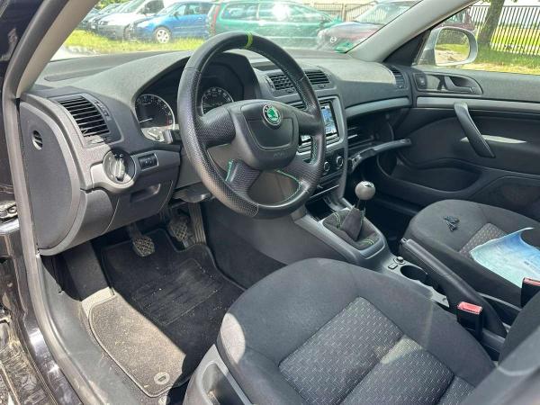 Black Skoda Octavia 2011 in Jurbarkas, with an engine capacity of 1.60 L and mileage of 268 thousand km for 3499 €, photo 9 on AUTOMOTO.COM.LV