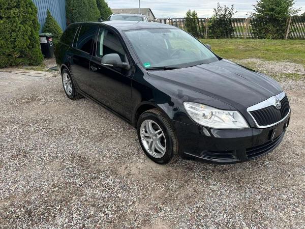 Black Skoda Octavia 2011 in Jurbarkas, with an engine capacity of 1.60 L and mileage of 268 thousand km for 3599 €, photo 1 on AUTOMOTO.COM.LV