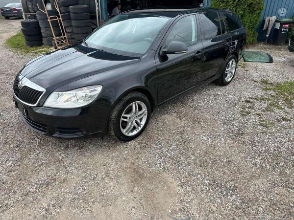 Black Skoda Octavia 2011 in Jurbarkas, with an engine capacity of 1.60 L and mileage of 268 thousand km for 3599 €, photo 2 on AUTOMOTO.COM.LV