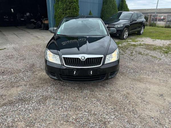 Black Skoda Octavia 2011 in Jurbarkas, with an engine capacity of 1.60 L and mileage of 268 thousand km for 3599 €, photo 3 on AUTOMOTO.COM.LV