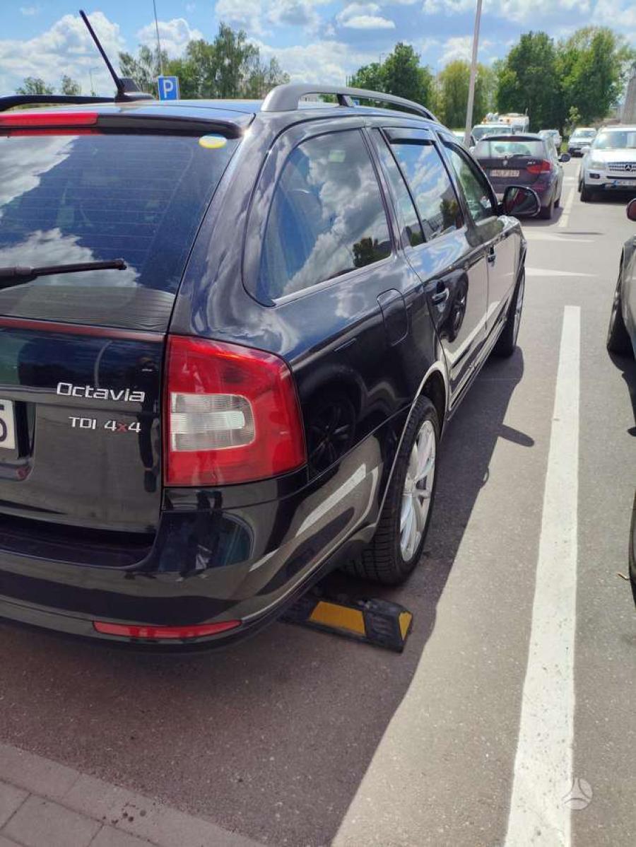 Black Skoda Octavia 2011 in Alytus, with an engine capacity of 1.97 L and mileage of 298 thousand km for 4600 €, photo 3 on AUTOMOTO.COM.LV