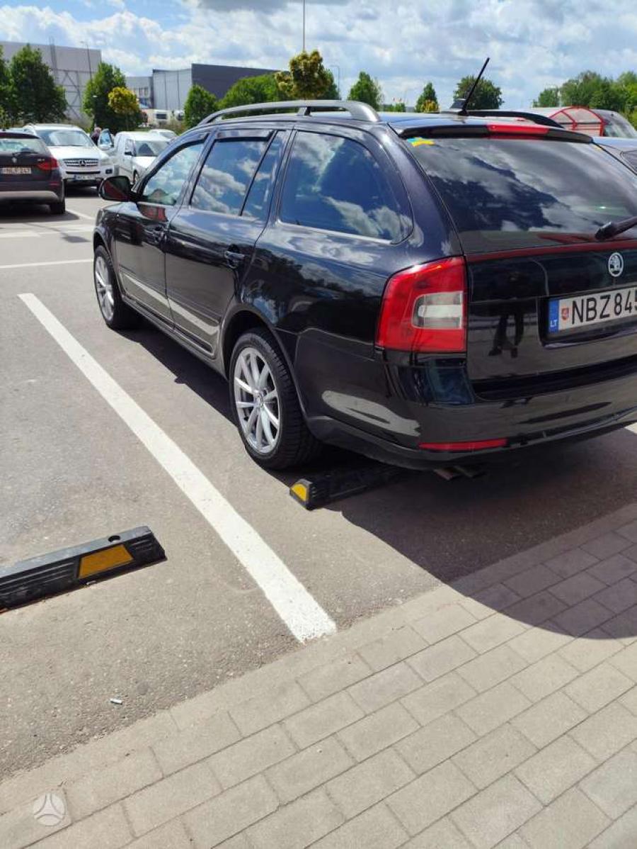 Black Skoda Octavia 2011 in Alytus, with an engine capacity of 1.97 L and mileage of 298 thousand km for 4600 €, photo 4 on AUTOMOTO.COM.LV