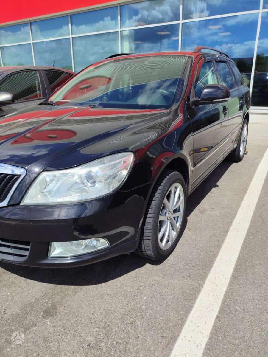 Black Skoda Octavia 2011 in Alytus, with an engine capacity of 1.97 L and mileage of 298 thousand km for 4600 €, photo 5 on AUTOMOTO.COM.LV