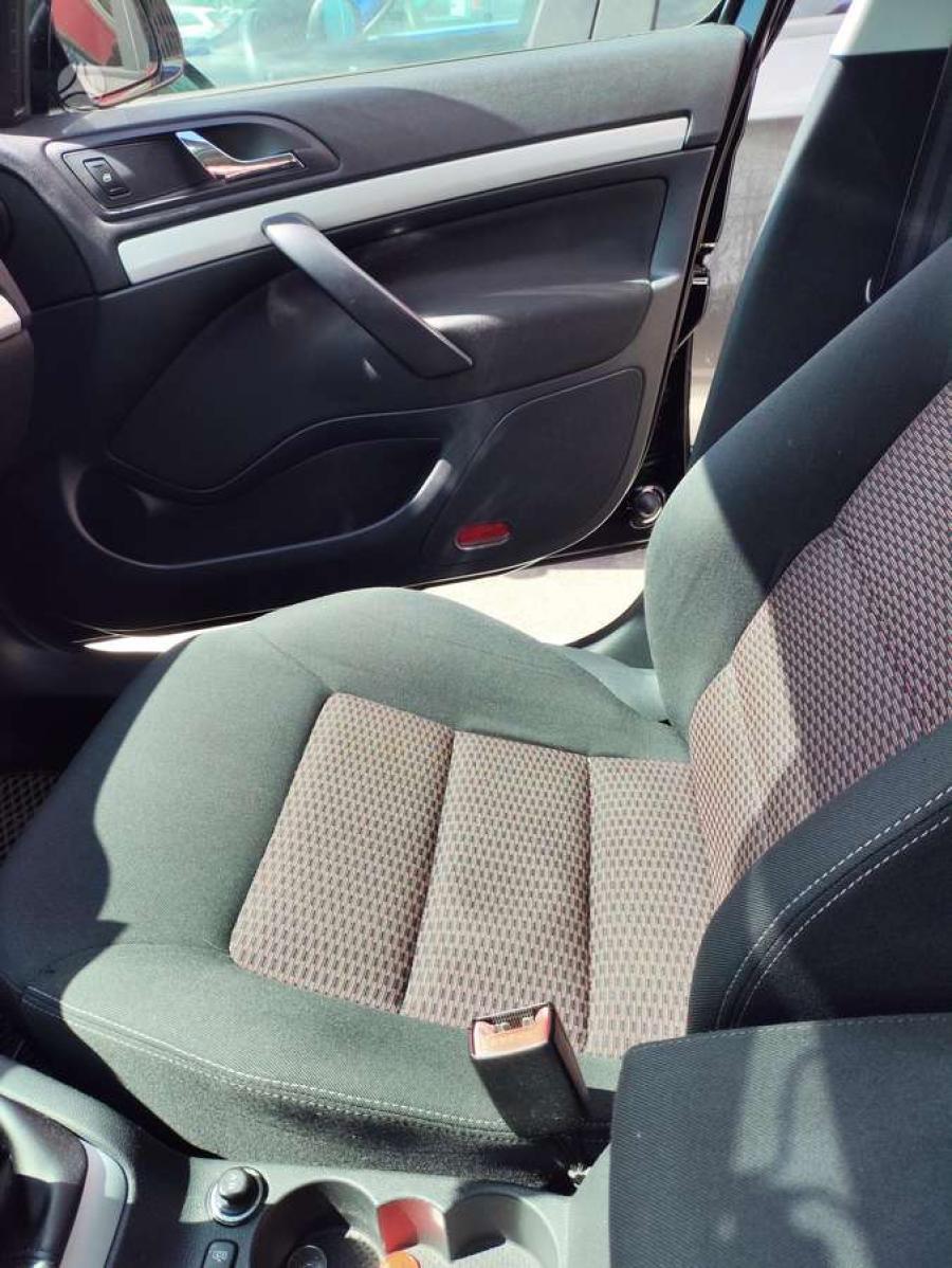 Black Skoda Octavia 2011 in Alytus, with an engine capacity of 1.97 L and mileage of 298 thousand km for 4600 €, photo 6 on AUTOMOTO.COM.LV