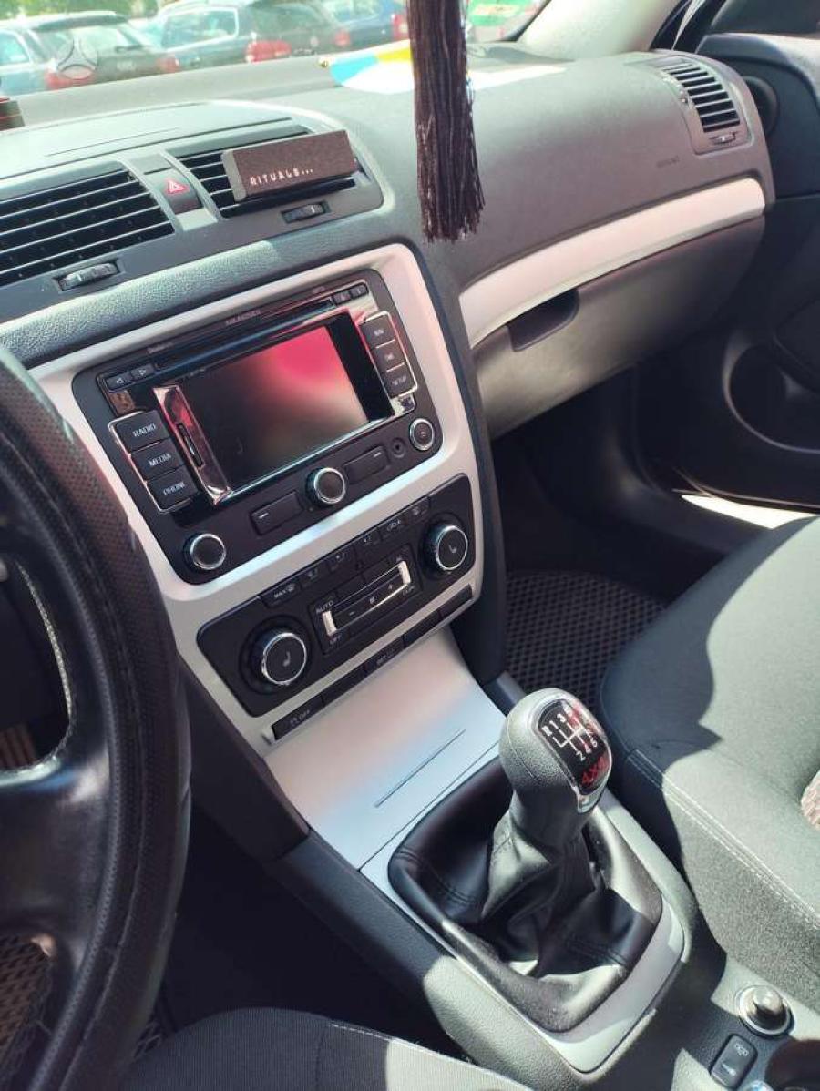 Black Skoda Octavia 2011 in Alytus, with an engine capacity of 1.97 L and mileage of 298 thousand km for 4600 €, photo 7 on AUTOMOTO.COM.LV