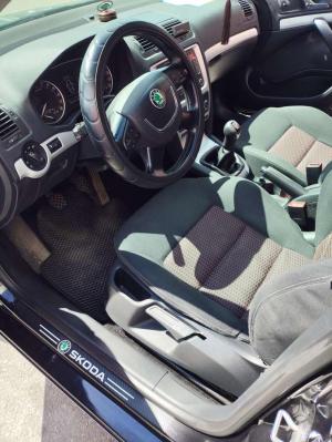 Black Skoda Octavia 2011 in Alytus, with an engine capacity of 1.97 L and mileage of 298 thousand km for 4600 €, photo 8 on AUTOMOTO.COM.LV