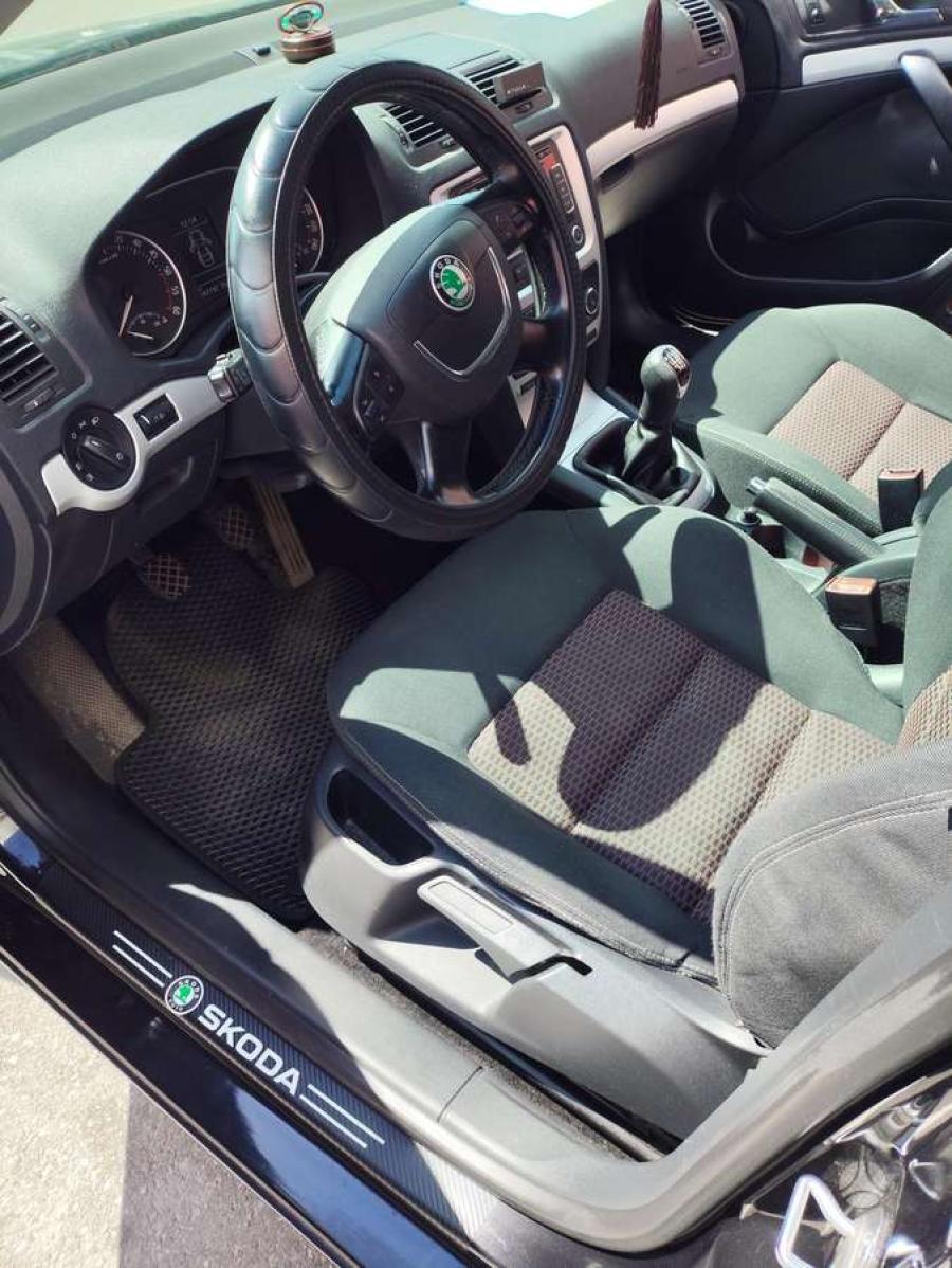 Black Skoda Octavia 2011 in Alytus, with an engine capacity of 1.97 L and mileage of 298 thousand km for 4600 €, photo 8 on AUTOMOTO.COM.LV