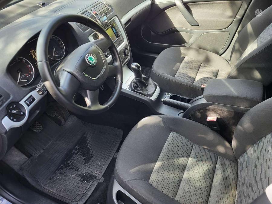 Black Skoda Octavia 2011 in Vilkaviskis, with an engine capacity of 1.20 L and mileage of 230 thousand km for 3050 €, photo 13 on AUTOMOTO.COM.LV