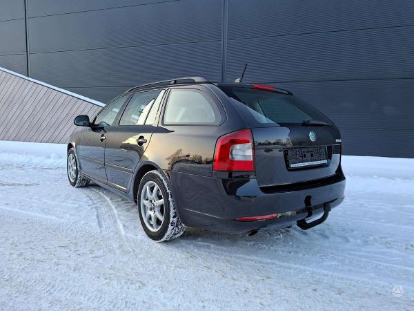 Black Skoda Octavia 2012 in Panevezys, with an engine capacity of 2.00 L and mileage of 282 thousand km for 4450 €, photo 4 on AUTOMOTO.COM.LV