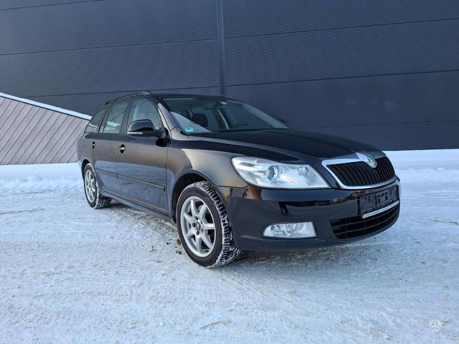 Black Skoda Octavia 2012 in Panevezys, with an engine capacity of 2.00 L and mileage of 282 thousand km for 4450 €, photo 2 on AUTOMOTO.COM.LV