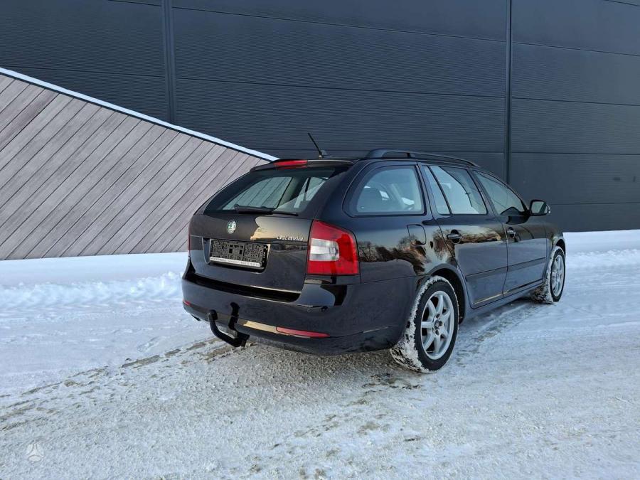 Black Skoda Octavia 2012 in Panevezys, with an engine capacity of 2.00 L and mileage of 282 thousand km for 4450 €, photo 3 on AUTOMOTO.COM.LV
