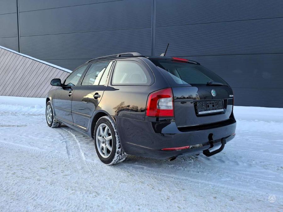 Black Skoda Octavia 2012 in Panevezys, with an engine capacity of 2.00 L and mileage of 282 thousand km for 4450 €, photo 4 on AUTOMOTO.COM.LV